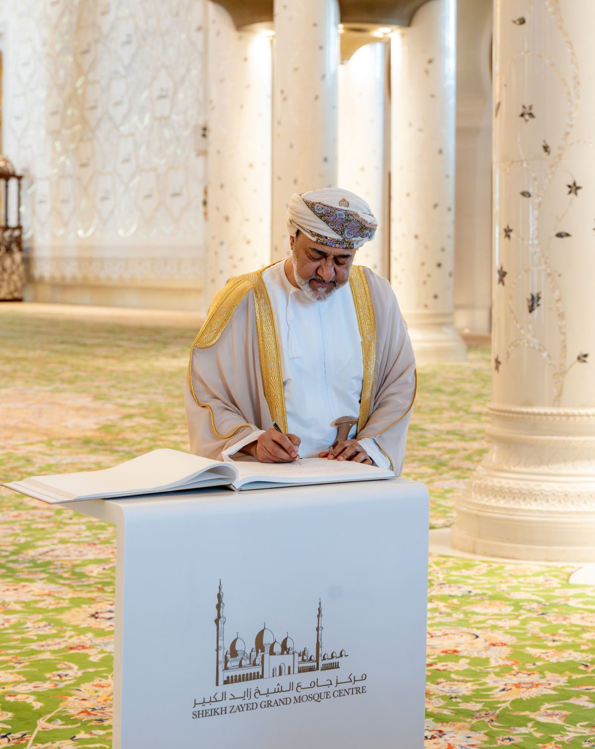 His Majesty visits the Sheikh Zayed Grand Mosque - FM.gov.om
