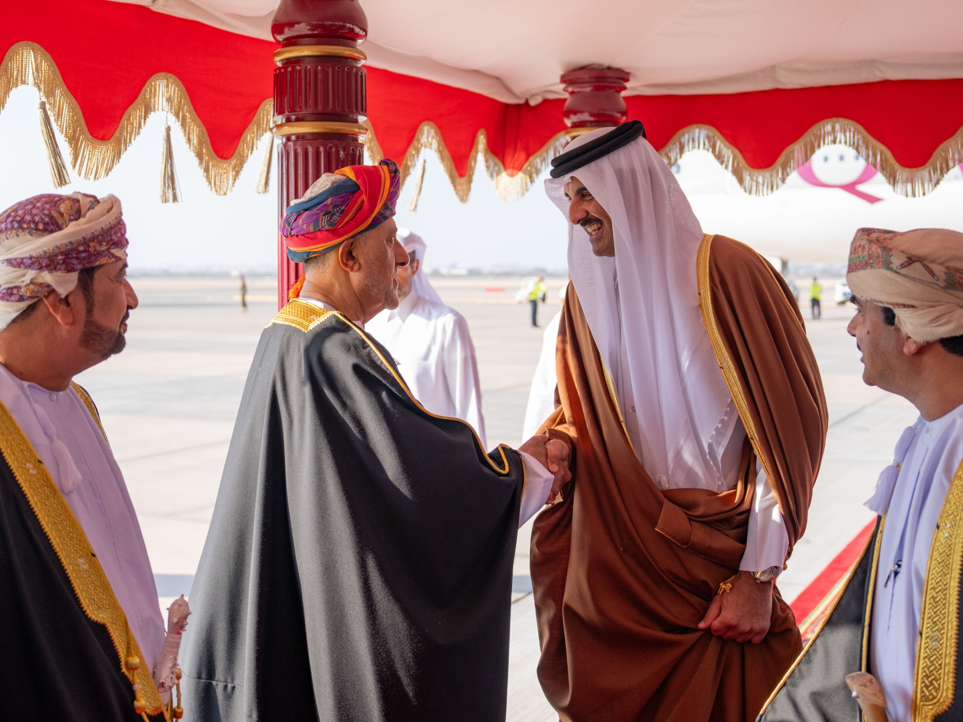 Emir of Qatar arrives in Oman - FM.gov.om