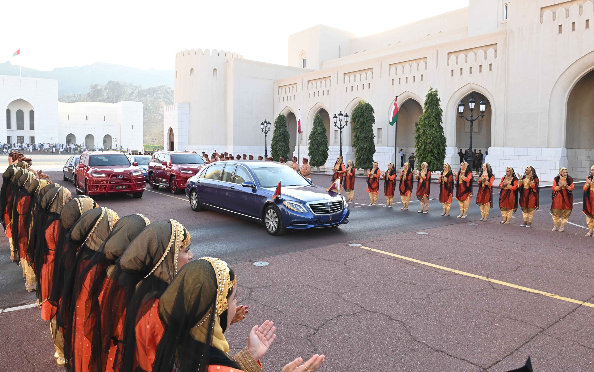 Emir of Qatar arrives in Oman - www.fm.gov.om