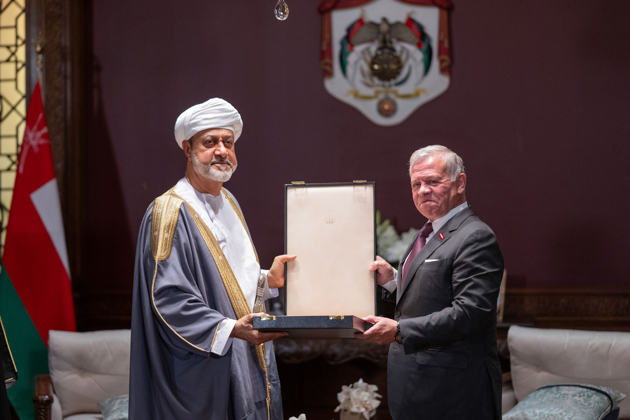 His Majesty and King of Jordan exchange decorations - FM.gov.om